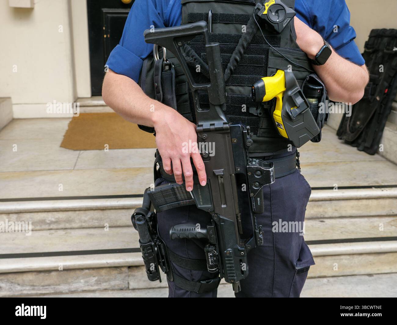 Armed police uk hi-res stock photography and images - Alamy