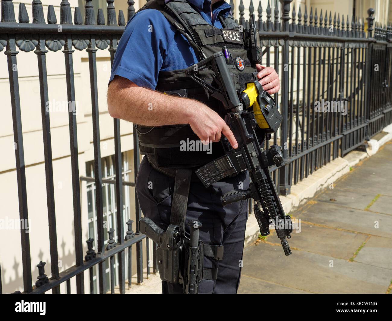Armed police uk hi-res stock photography and images - Alamy