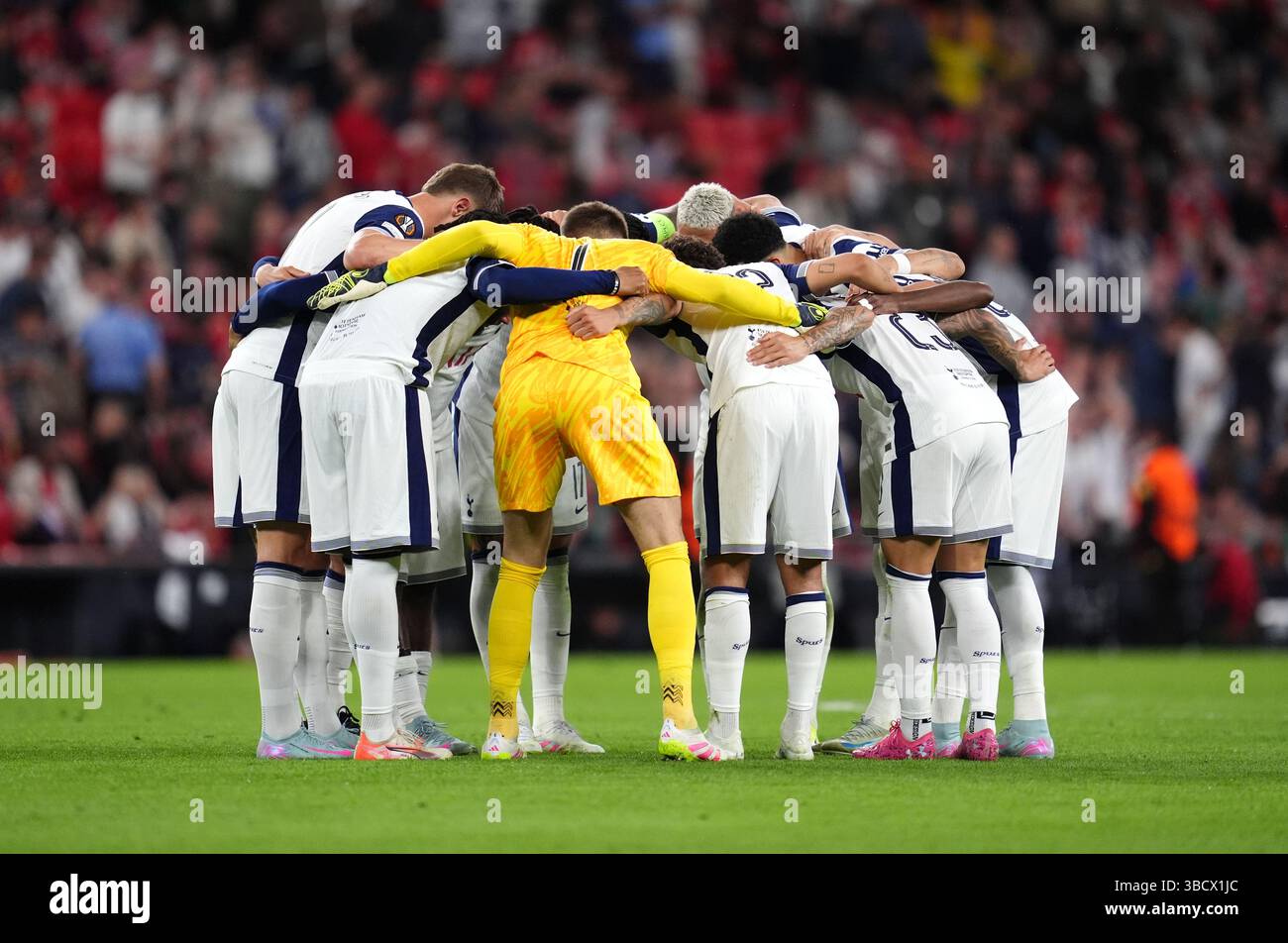 Tottenham Hotspur players huddle during the UEFA Europa League final at ...