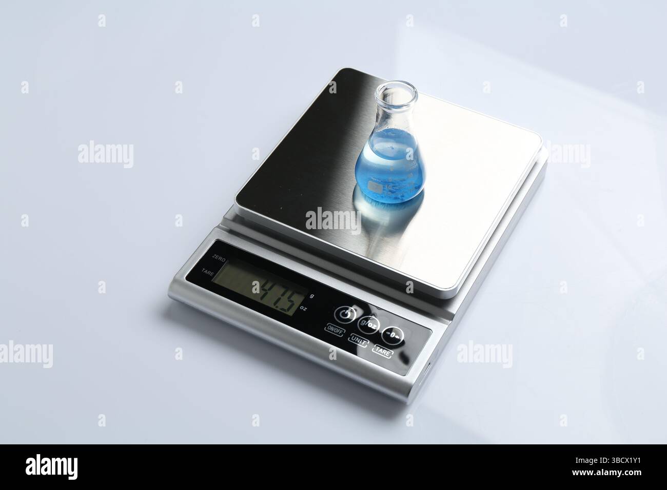 Laboratory scale hi-res stock photography and images - Alamy