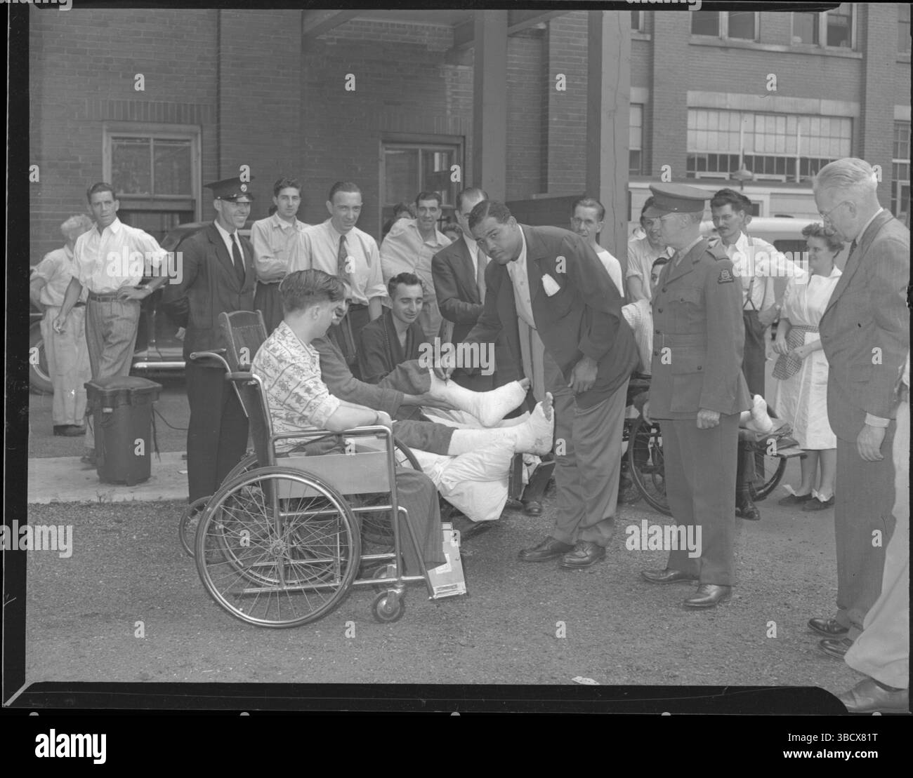 Boxer Joe Louis at the Christie St. Hospital with patients, Toronto ...