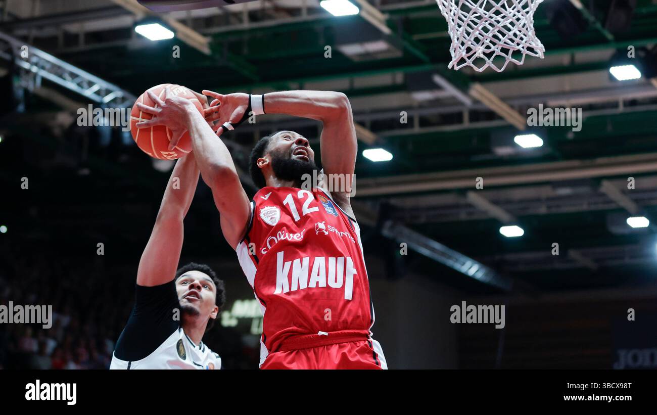 Im Bild: v.li. Tre Mitchell (Basketball Loewen Braunschweig, 3) blockt ...