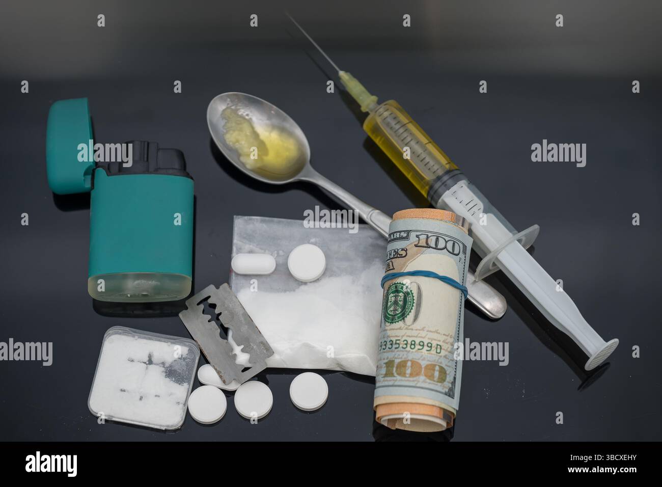Dollar banknotes heroin injection hi-res stock photography and images ...