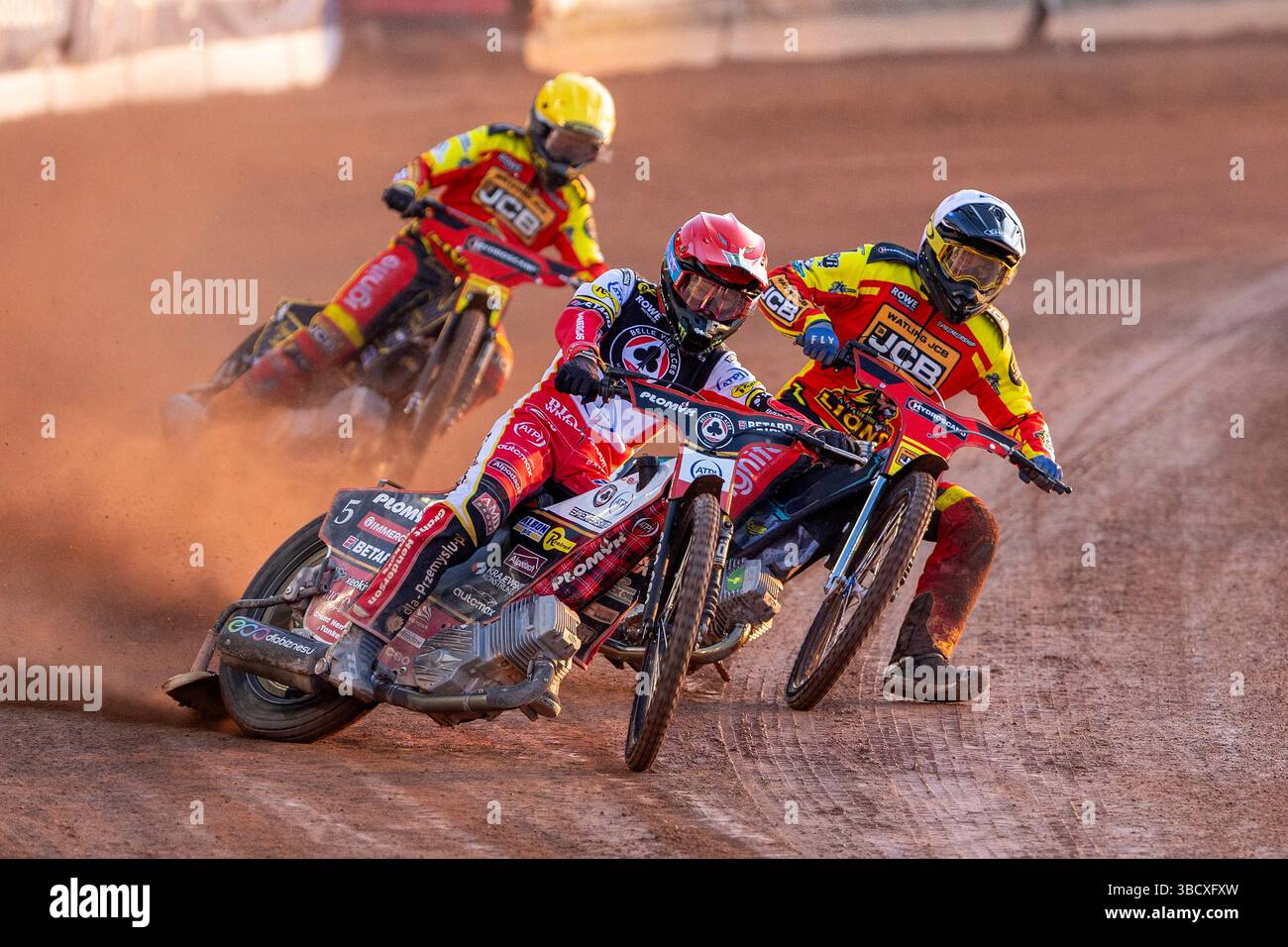 Dan Bewley of Belle Vue ‘ATPI' Aces leads Ryan Douglas of Leicester ...