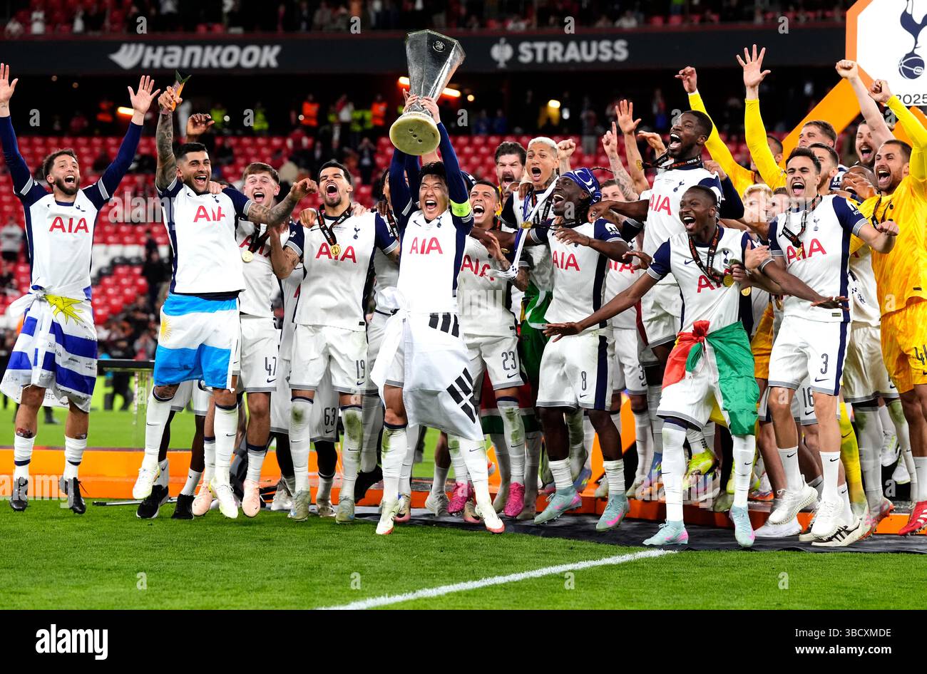 Tottenham Hotspur's Son Heung-Min lifts the trophy with team-mates ...