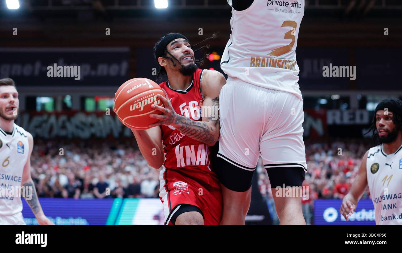 Im Bild: v.li. Jhivvan Jackson (Wuerzburg Baskets, 56) am Ball gegen ...