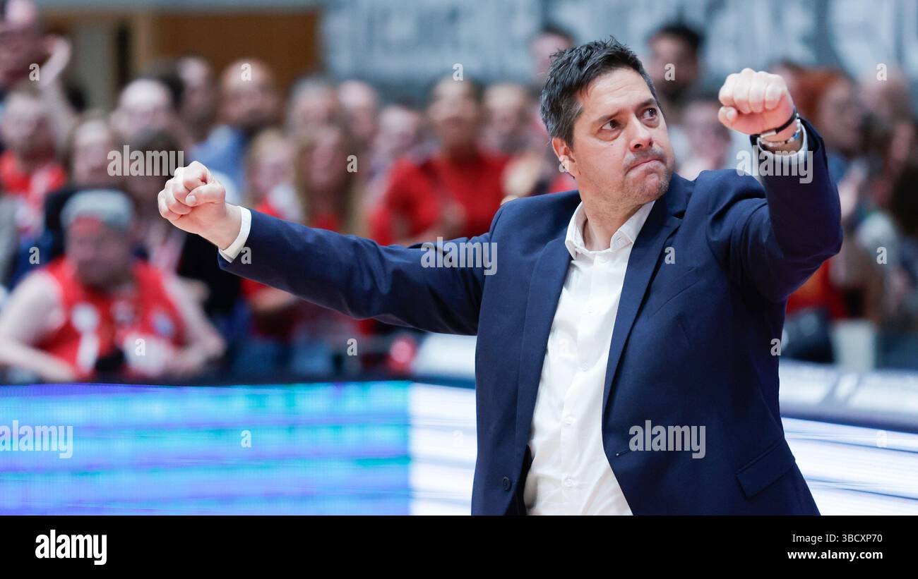 Im Bild: Head-Coach Sasa Filipovski (Wuerzburg Baskets) jubelt ueber ...
