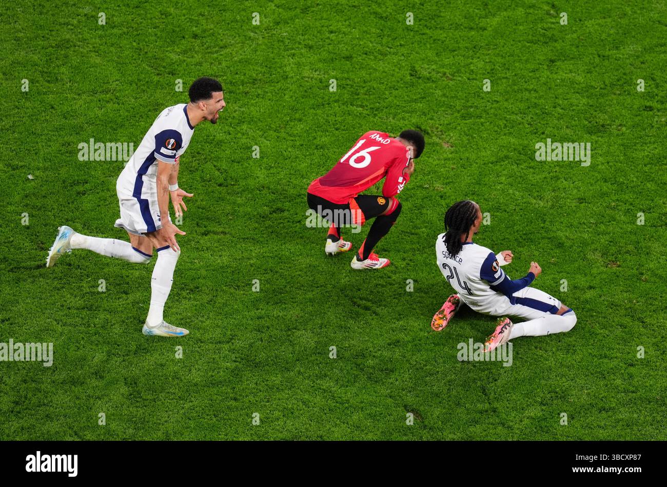 Tottenham Hotspur's Djed Spence and Dominic Solanke celebrate as ...