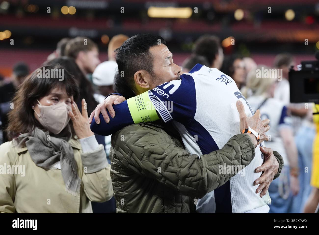 Tottenham Hotspur's Son Heung-Min celebrates with his father Son Woong ...