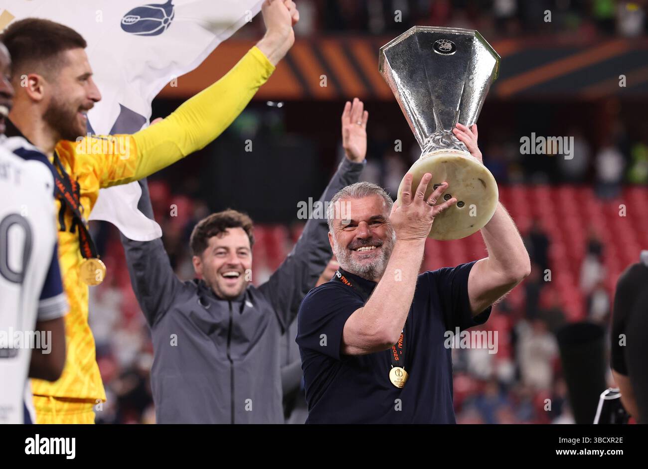 Ange postecoglou europa league trophy hi-res stock photography and ...