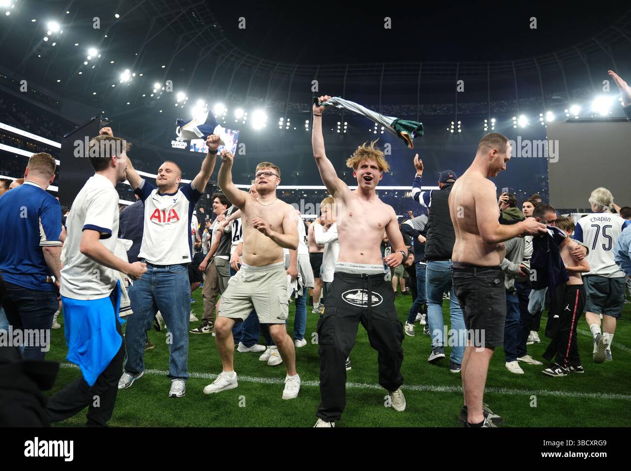 Tottenham Hotspur fans celebrate victory in the UEFA Europa League ...