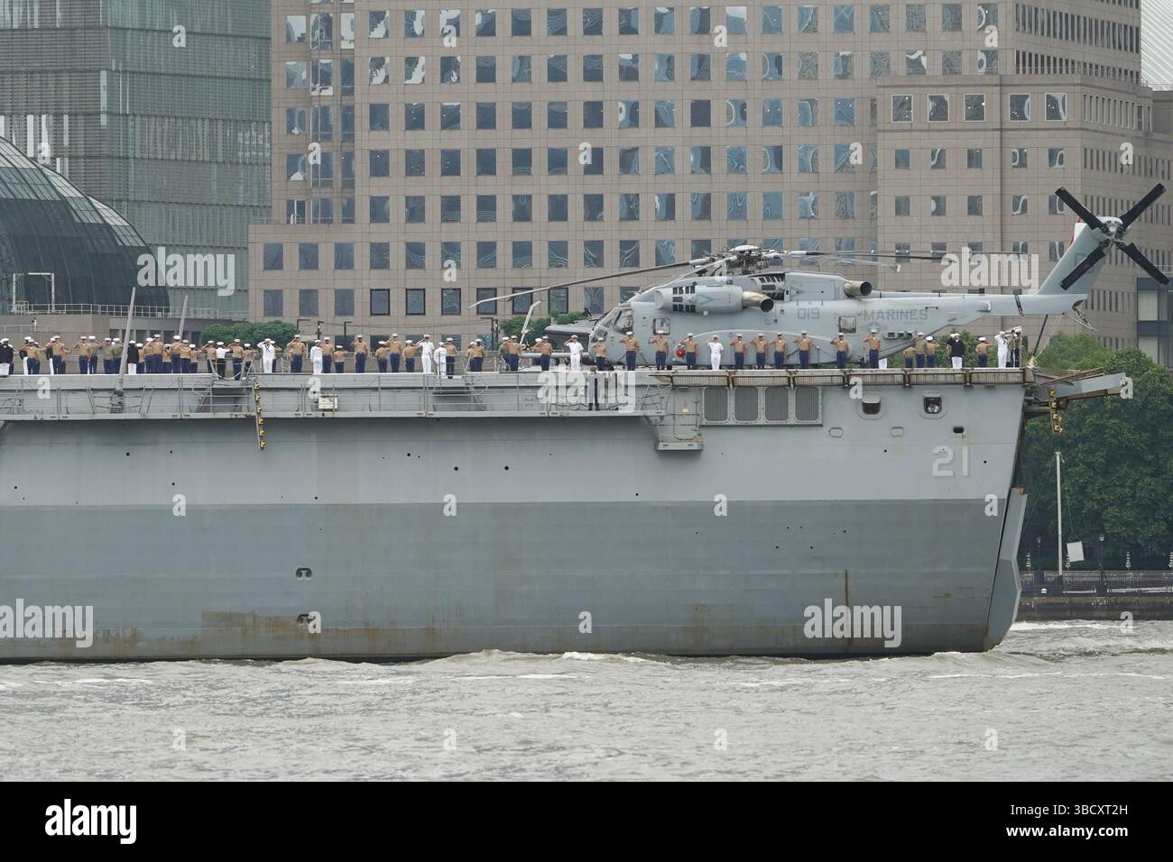 Manhattan, United States. 21st May, 2025. Sailors and Marines salute ...