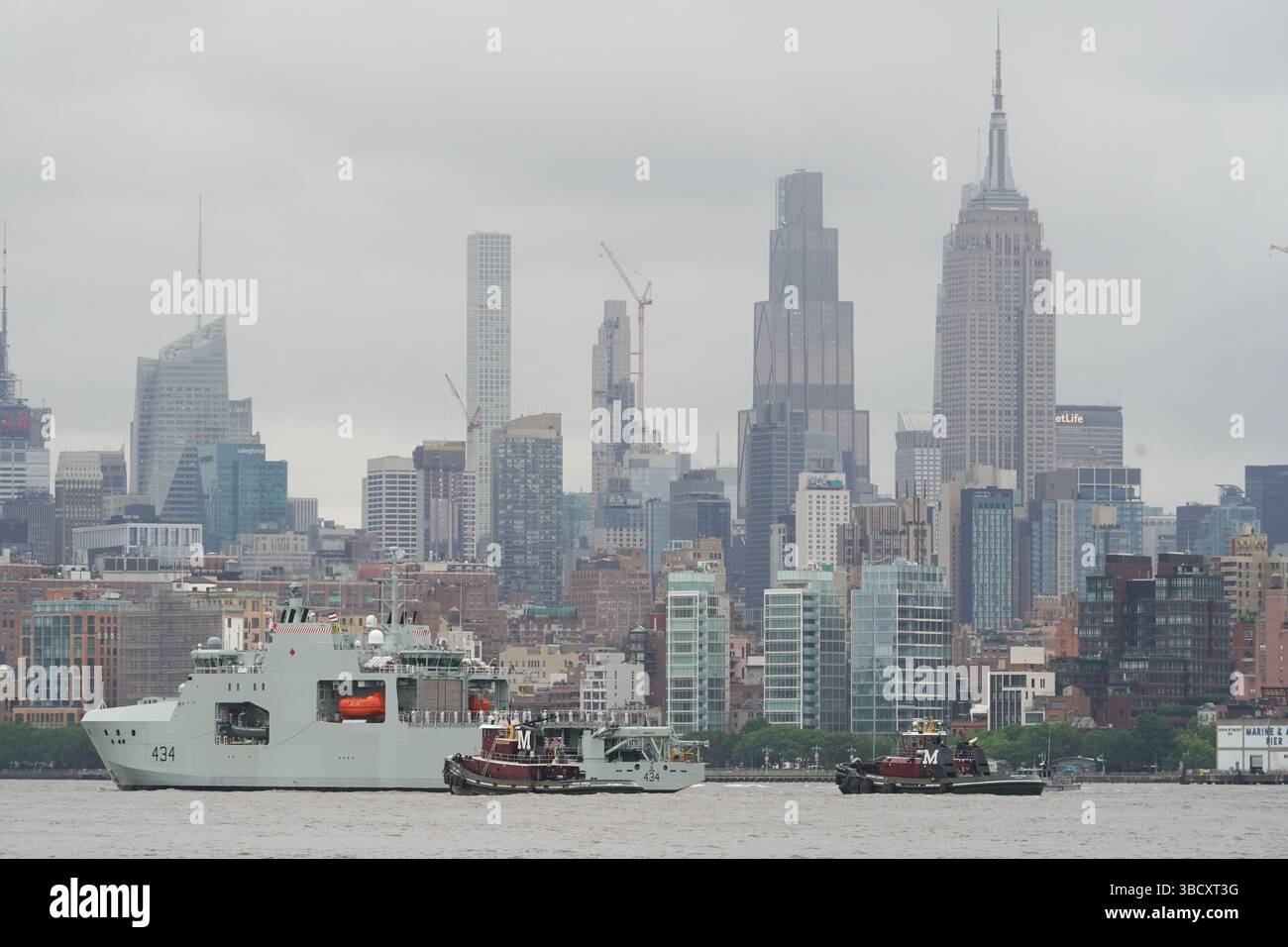 Manhattan, United States. 21st May, 2025. HMCS Frédérick Rolette (AOPV ...