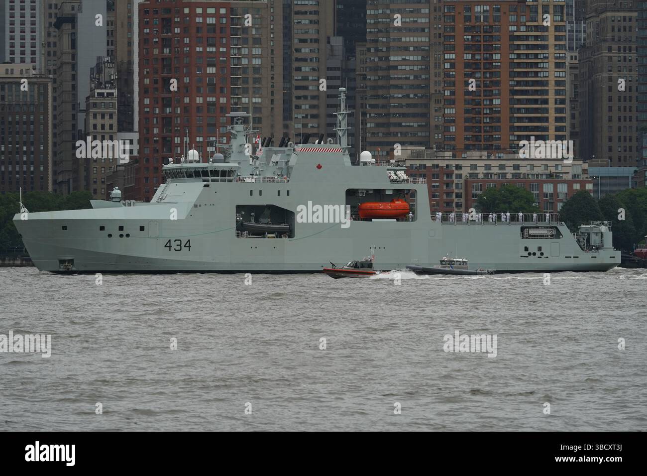Manhattan, United States. 21st May, 2025. HMCS Frédérick Rolette (AOPV ...