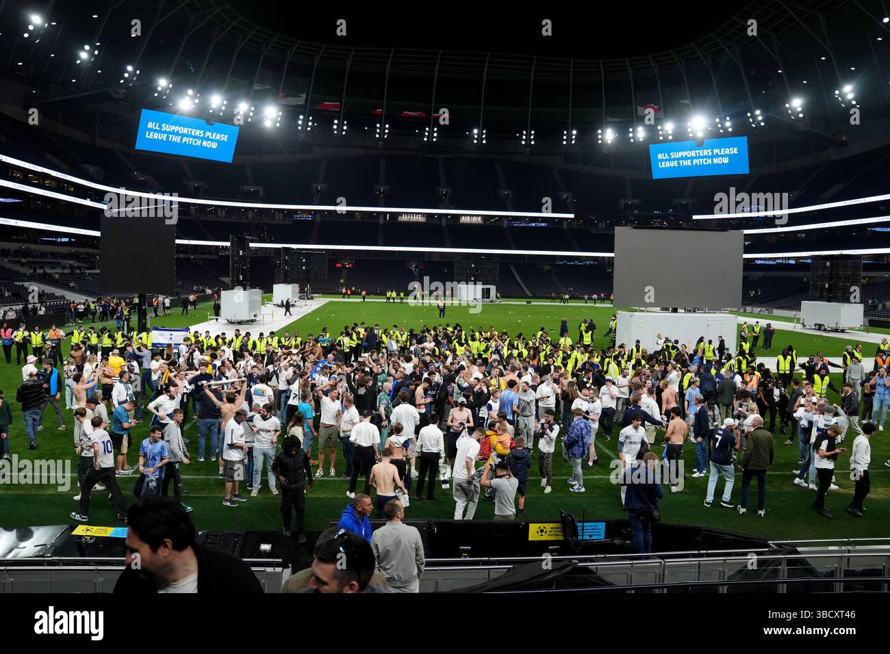 Tottenham Hotspur fans celebrate after winning the UEFA Europa League ...