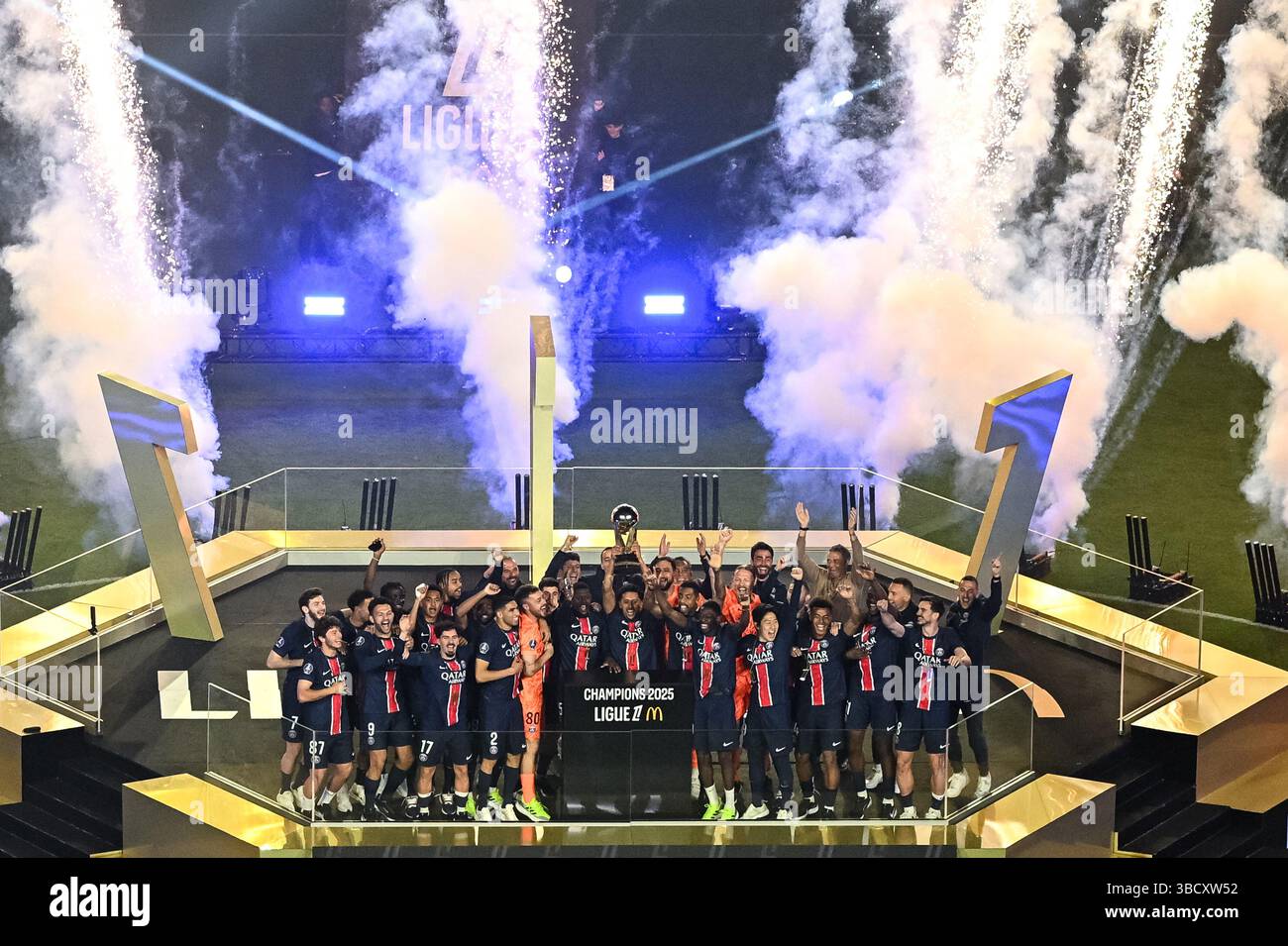 Paris, France. 17th May, 2025. PSG players celebrate and lift the Ligue ...