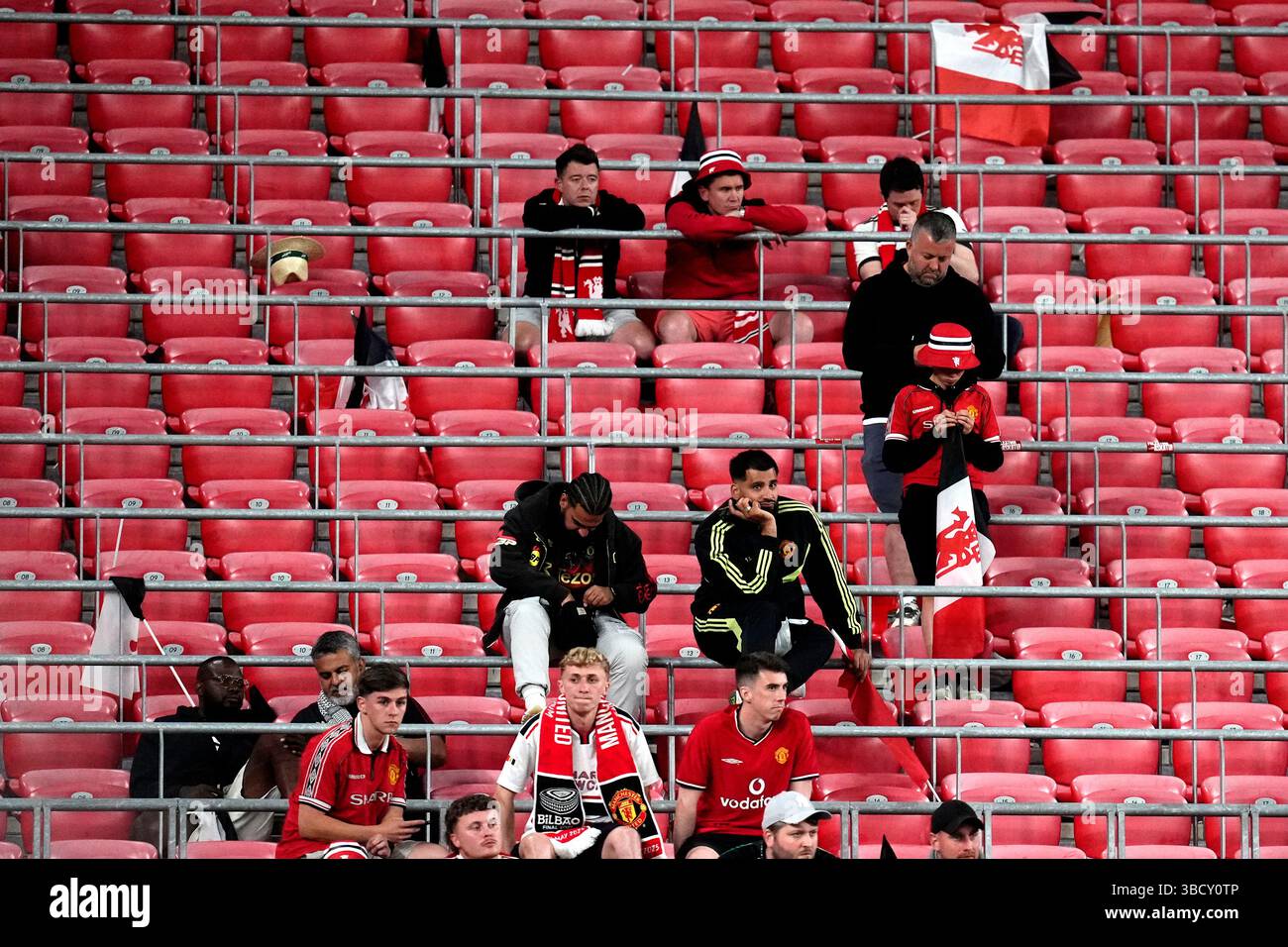 Man united fans defeat hi-res stock photography and images - Alamy