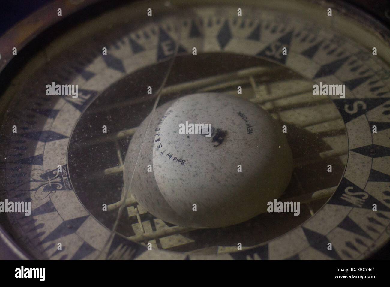 Ships compass hi-res stock photography and images - Alamy