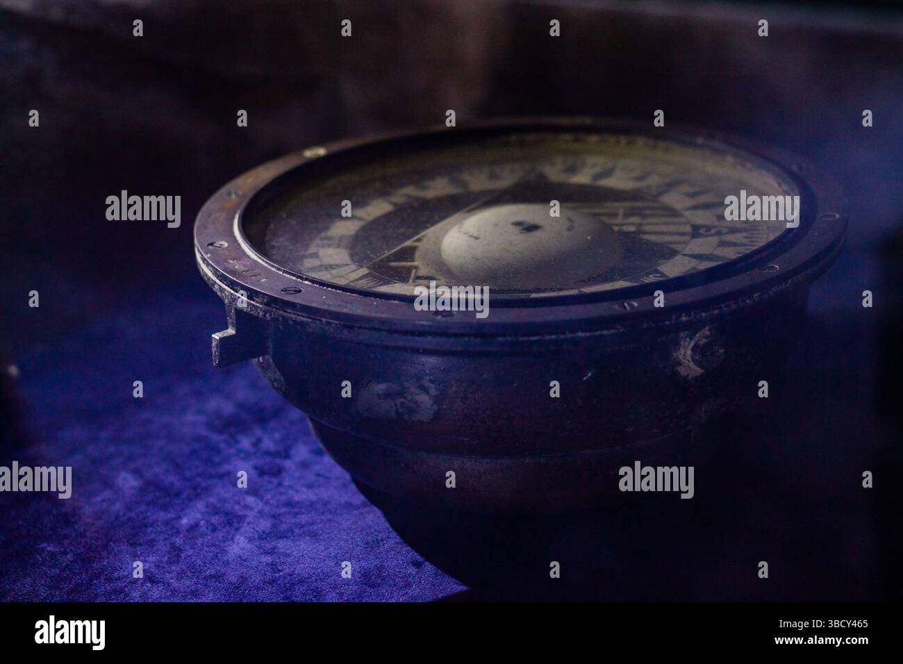 Ships compass hi-res stock photography and images - Alamy