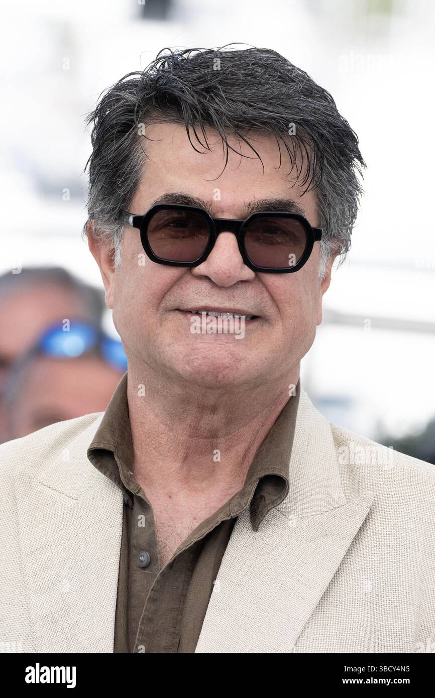 Cannes, France. 21st May, 2025. Jafar Panahi poses during the Un Simple ...