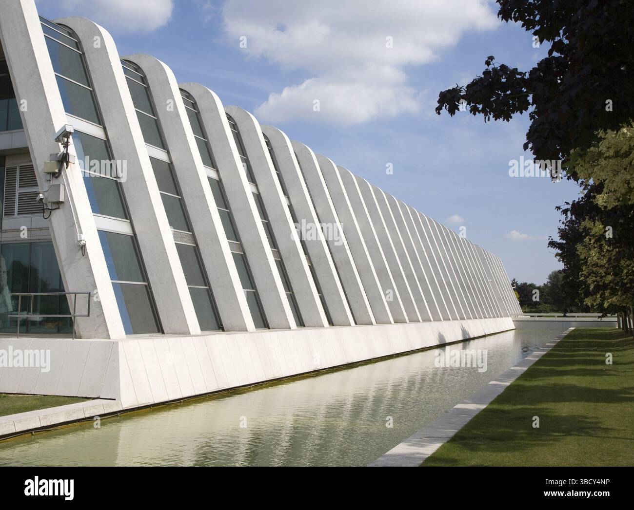 NAPP pharmaceutical group building architect Arthur Erickson, Cambridge ...