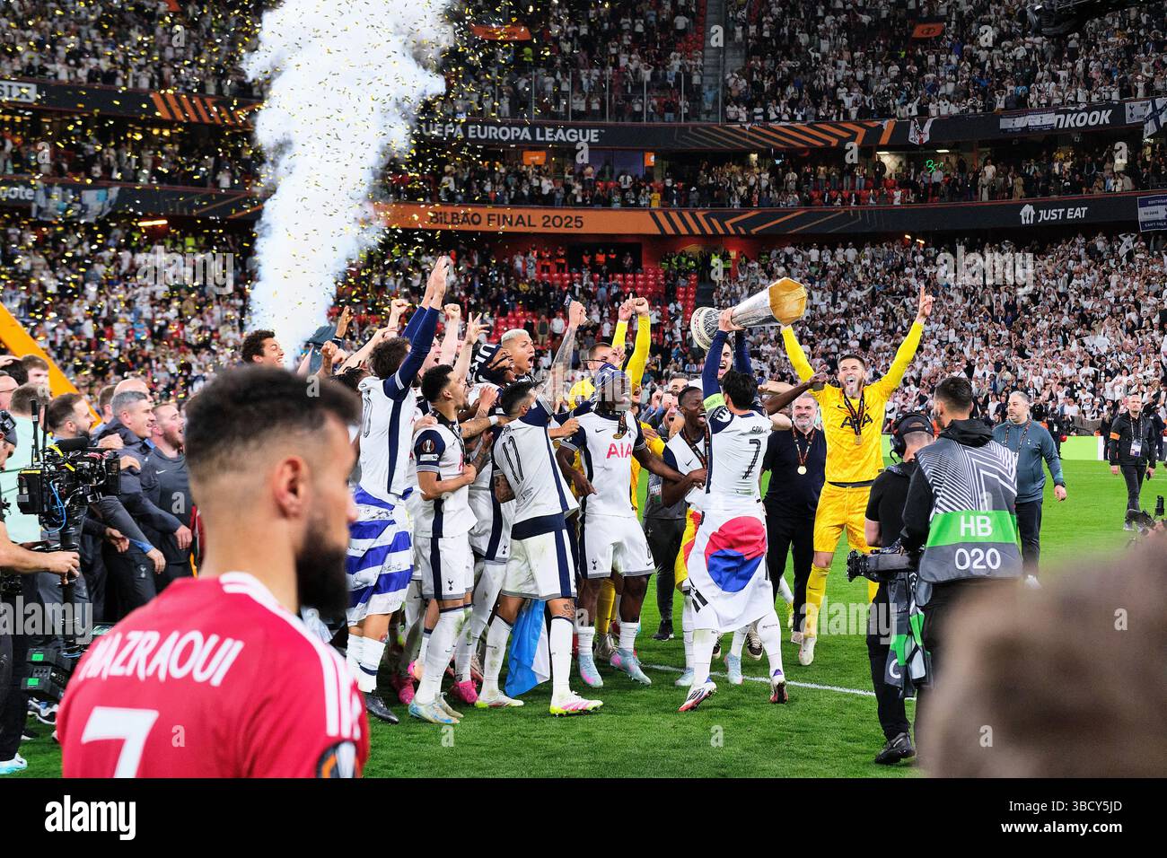 Bilbao, Biscay, Spain - 21st May 2025: Tottenham Hotspur players lift ...