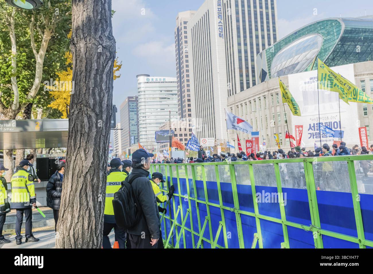 Seoul, South Korea. November 10, 2018: Unidentified Korean man watches ...