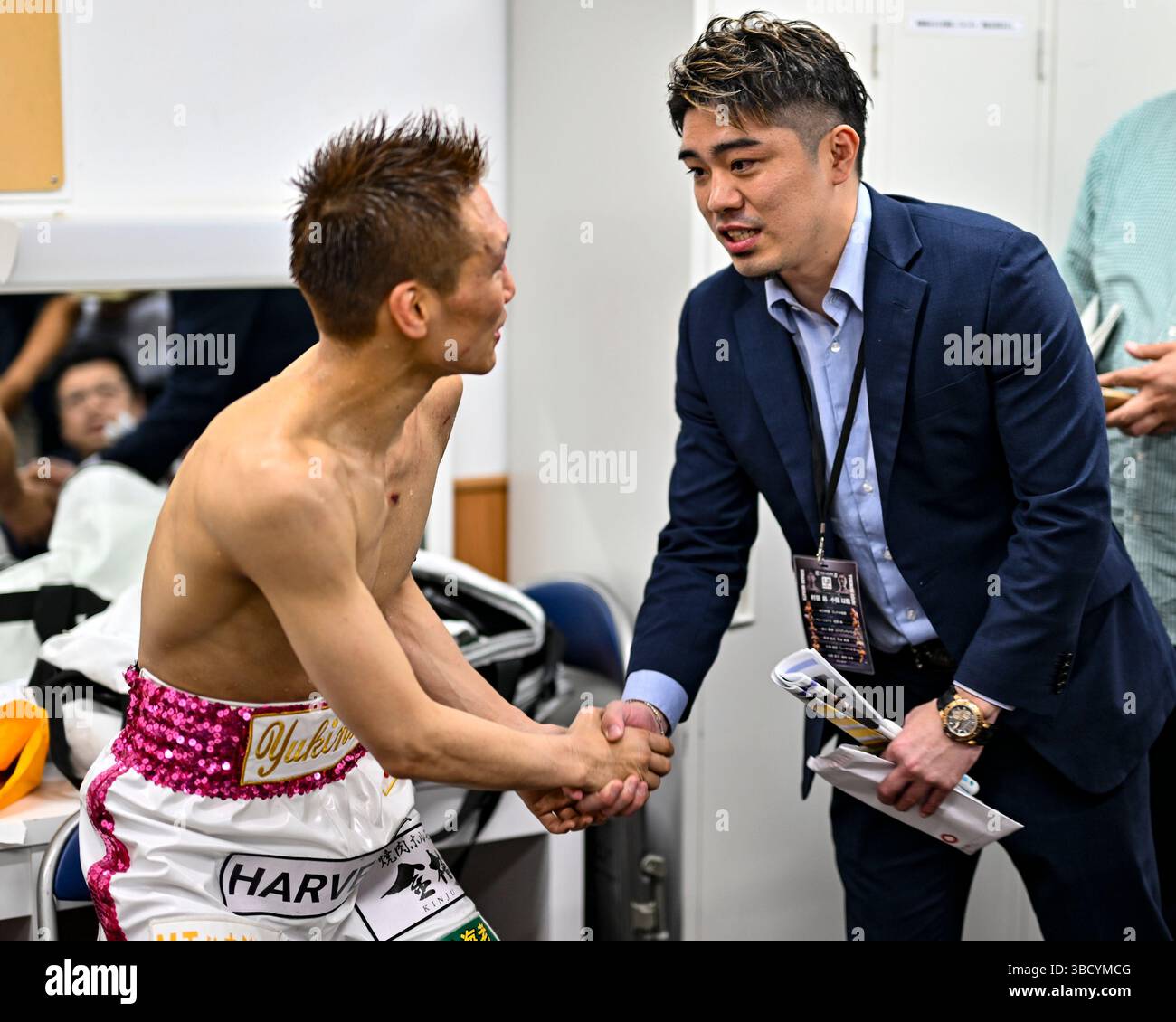 Challenger Yukinori Oguni (L) and Masayuki Ito (R), Treasure Boxing ...