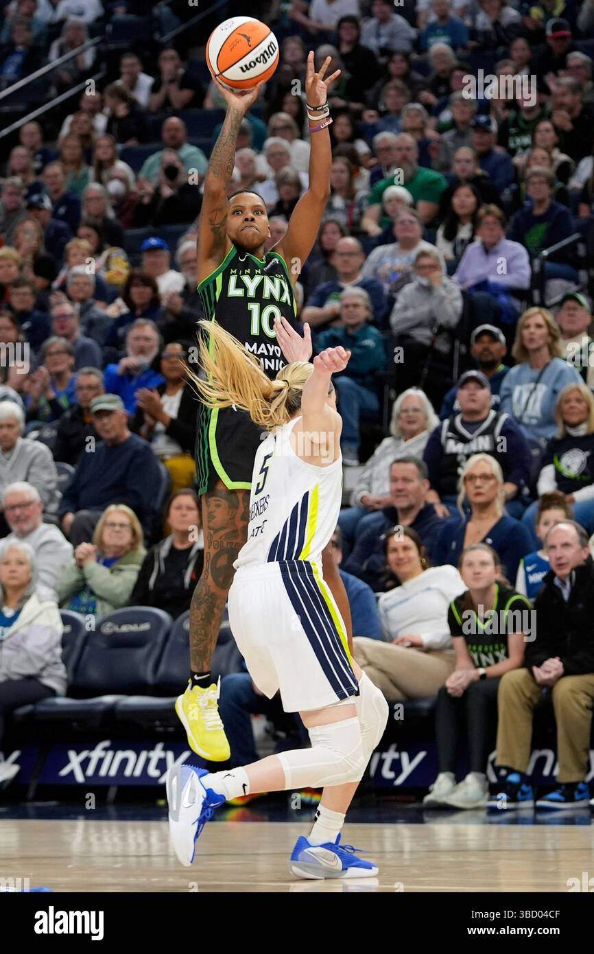Minnesota Lynx guard Courtney Williams (10) shoots over Dallas Wings ...