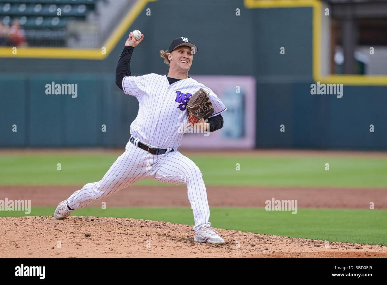 Winston-Salem, NC: Winston-Salem Dash pitcher Luke Bell (25) delivers a ...