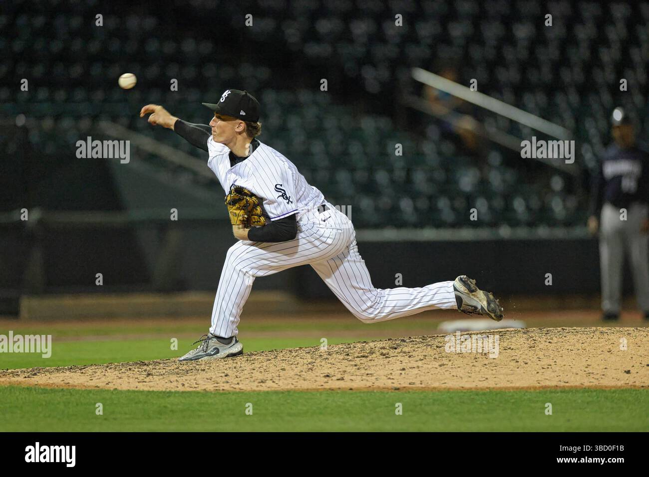 Winston-Salem, NC: Winston-Salem Dash pitcher Phil Fox (8) delivers a ...