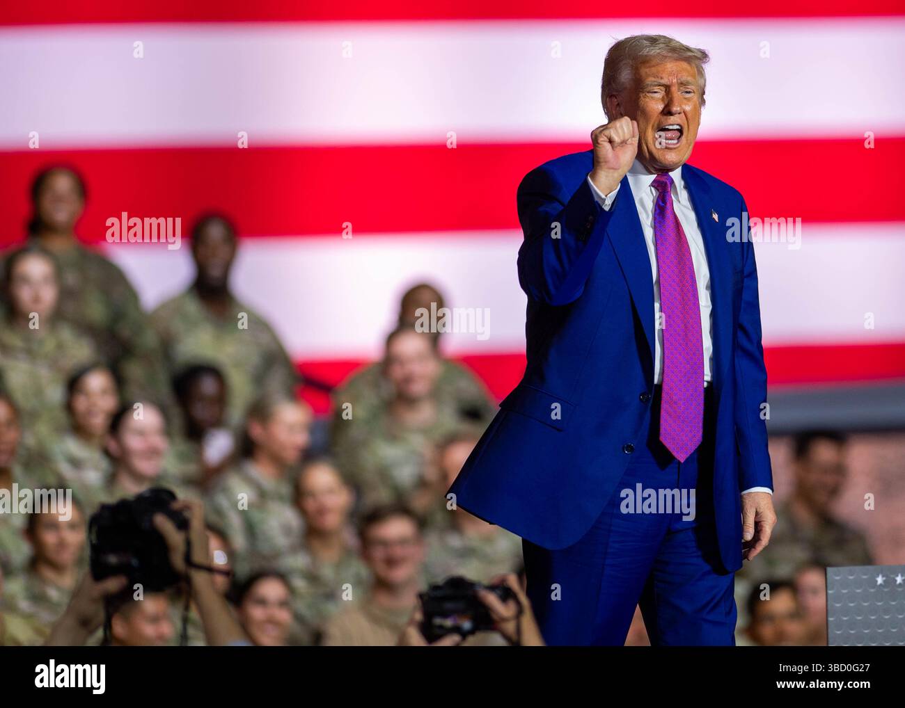 President donald trump cheers hi-res stock photography and images - Alamy