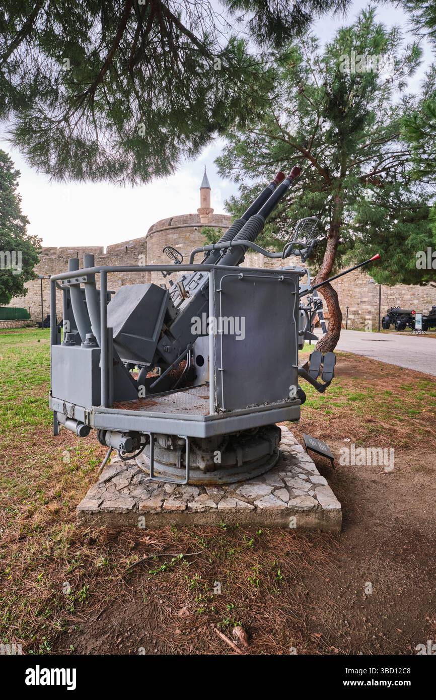 A typical Italian anti-aircraft gun system, used during WWI, The Great ...