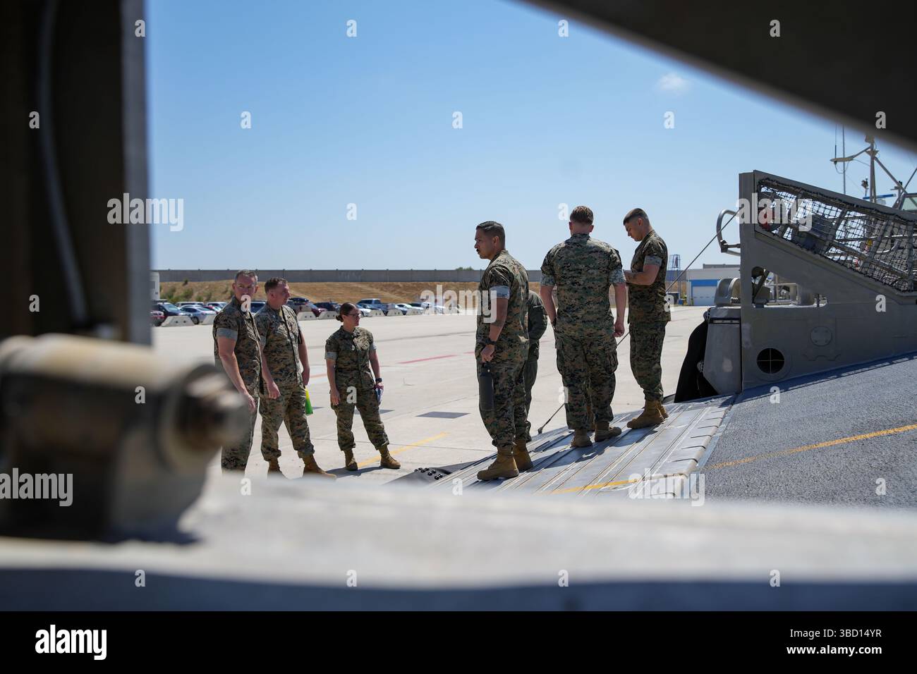 U.S. Marines with the 11th Marine Expeditionary Unit, I Marine ...