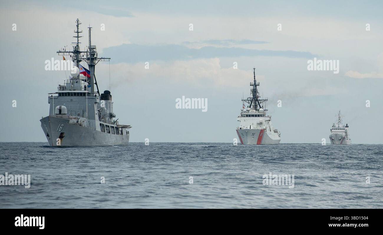 The Legend-class USCGC Stratton (WMSL 752) sails with Philippine Navy’s ...