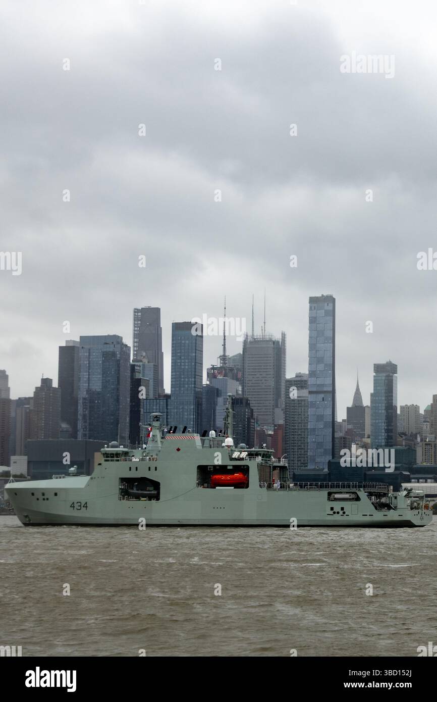 The HMCS Frédérick Rolette (AOPV 434), a Canadian Navy Harry DeWolf ...