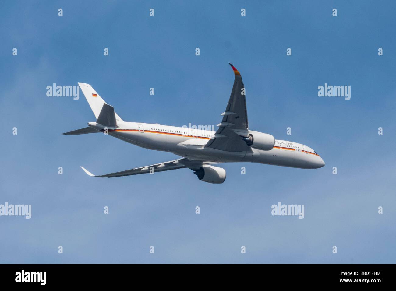 Militärflugzeug in der luft hi-res stock photography and images - Alamy