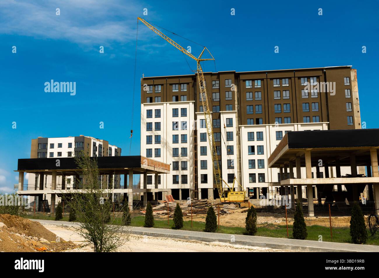 Contemporary mid rise housing hi-res stock photography and images - Alamy