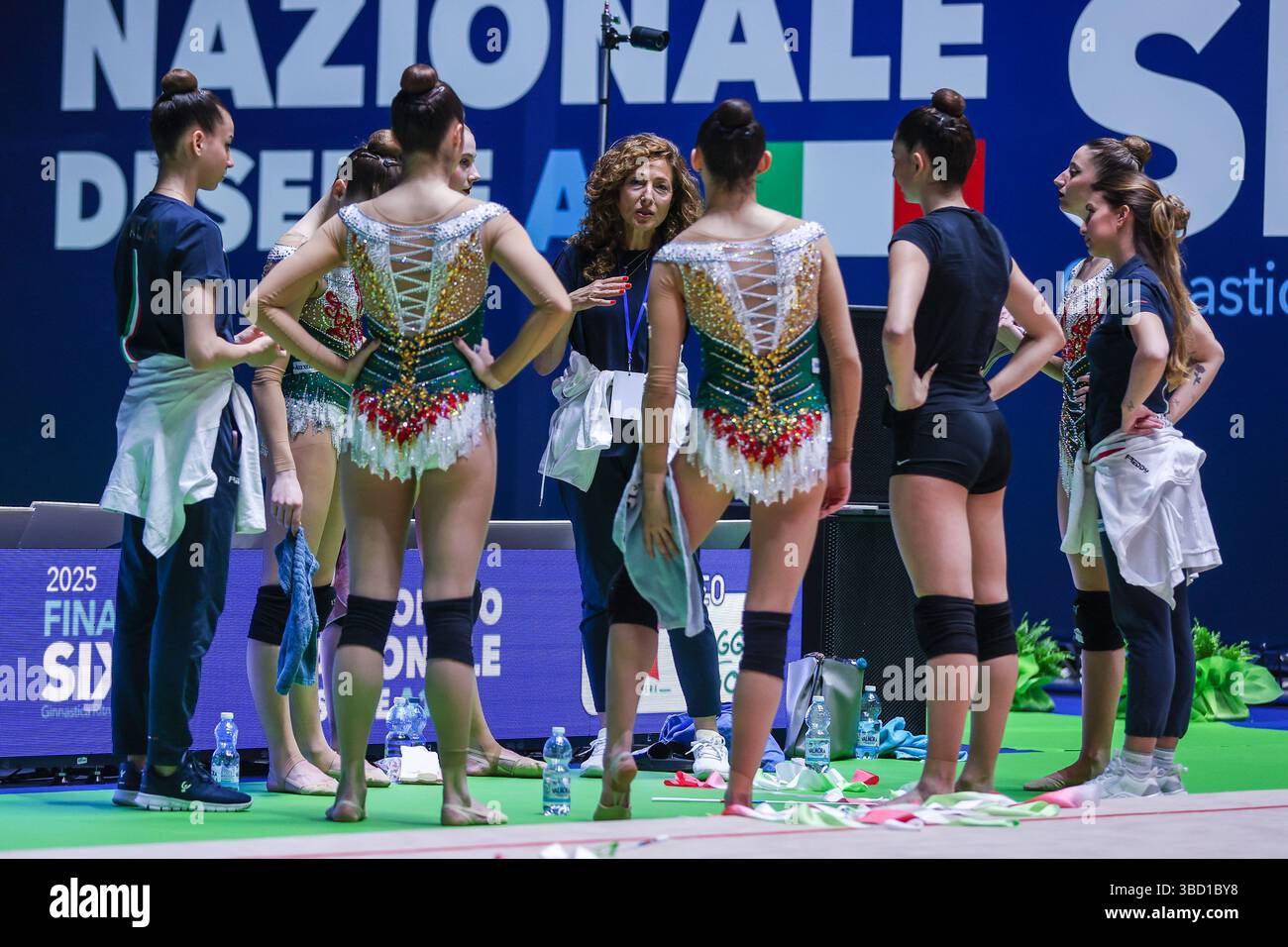 (C) Mariela Pashalieva Head coach of Italy Group talks to her team ...