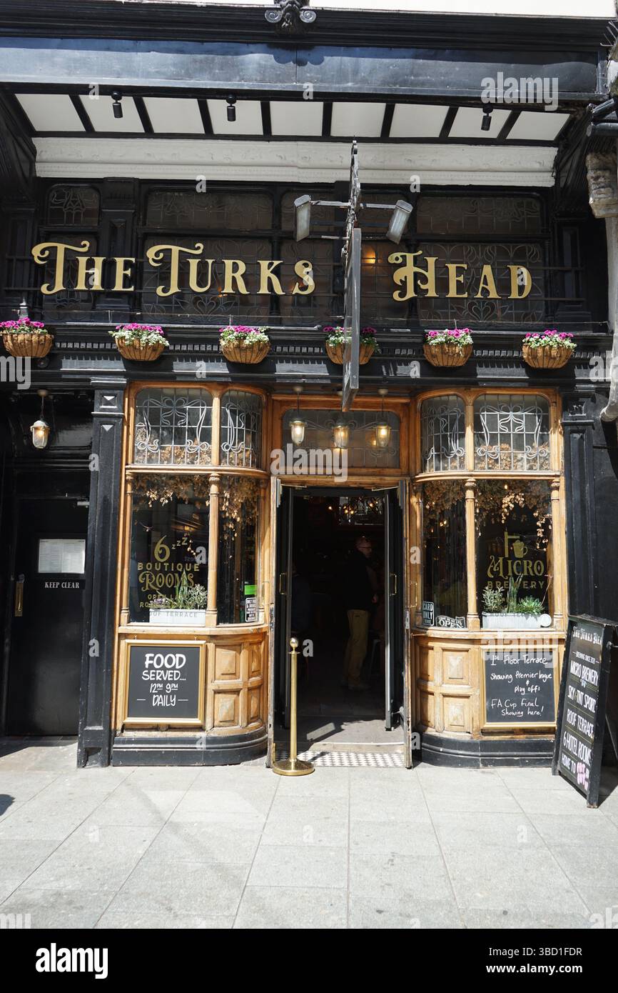 Old english pub Stock Photo - Alamy
