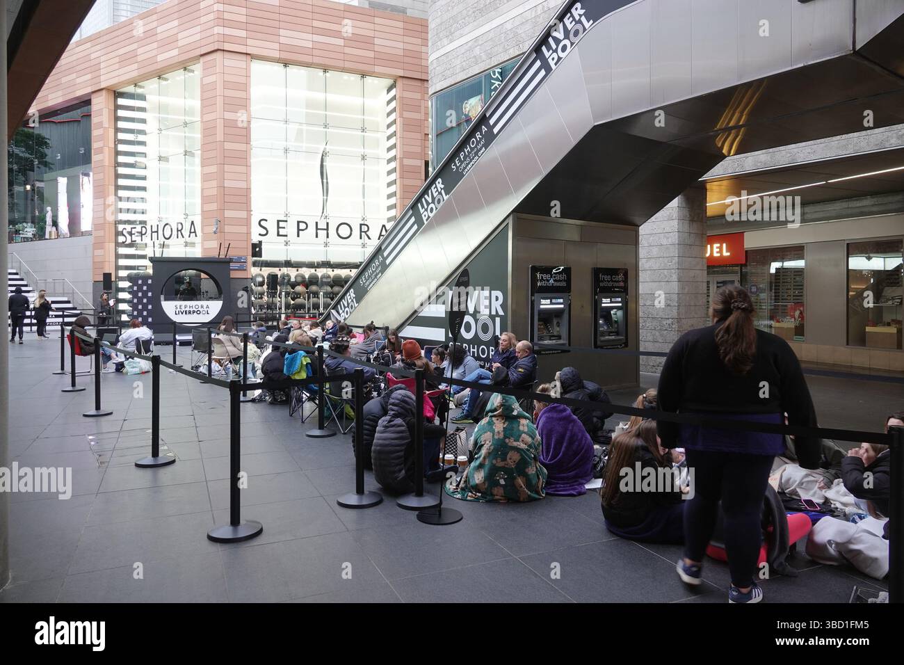 Liverpool, UK. 22nd May, 2025. People have been camping out overnight ...