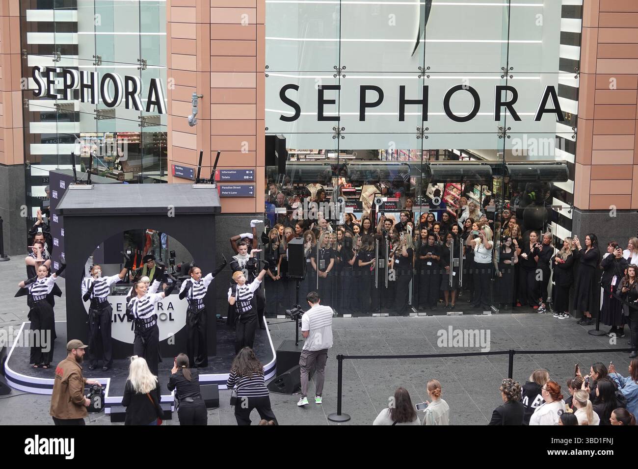 Liverpool, UK. 22nd May, 2025. People have been camping out overnight ...