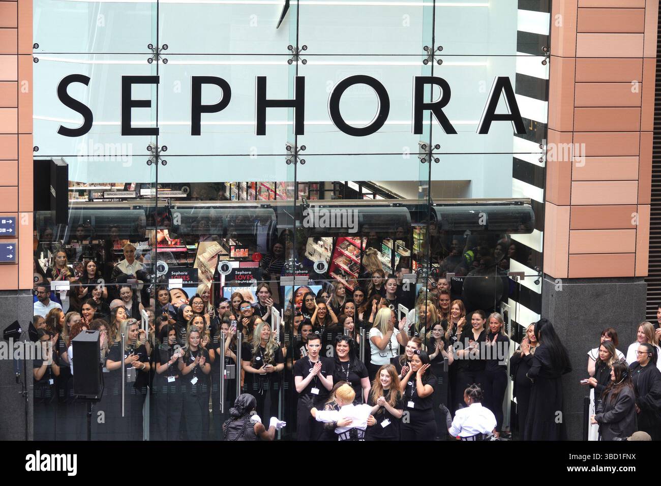 Liverpool, UK. 22nd May, 2025. People have been camping out overnight ...