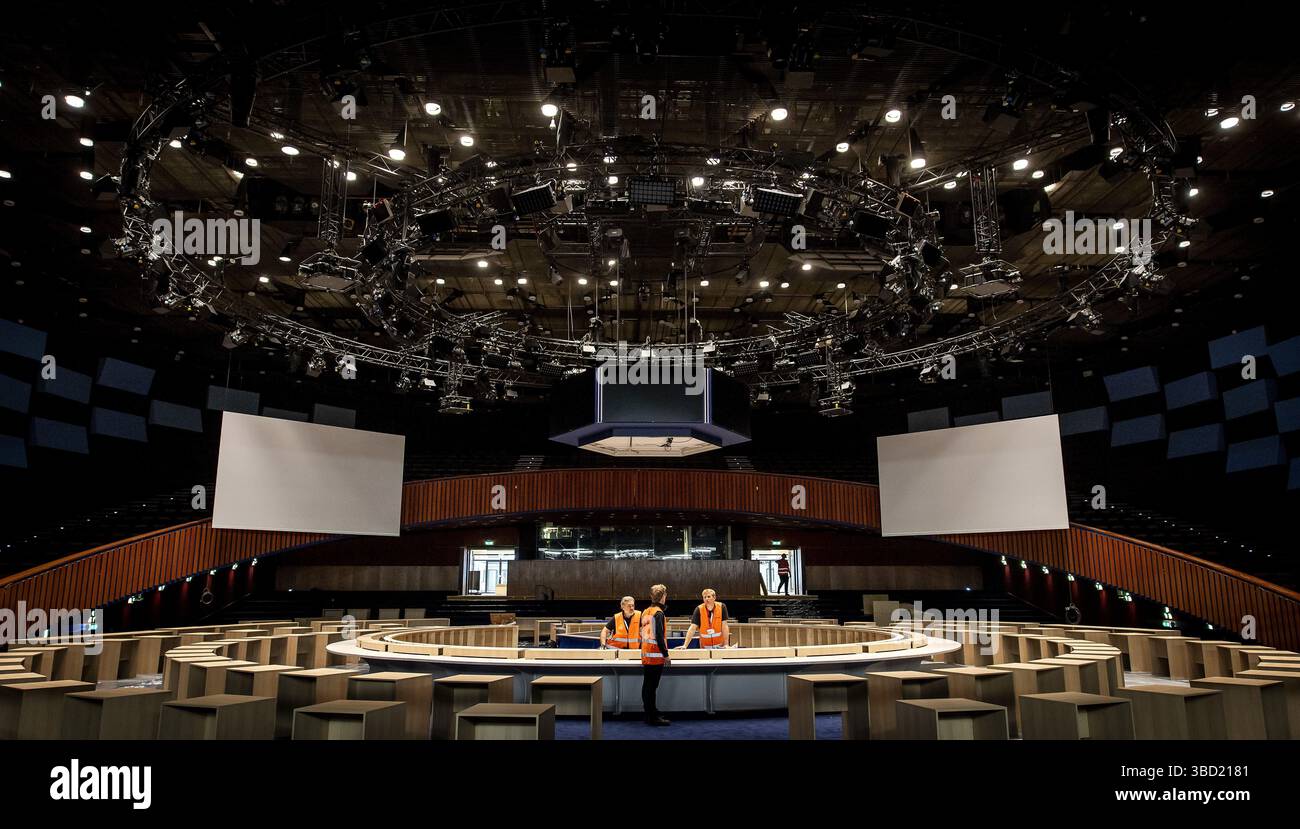 THE HAGUE - Work in the meeting room for the NATO summit. The World ...
