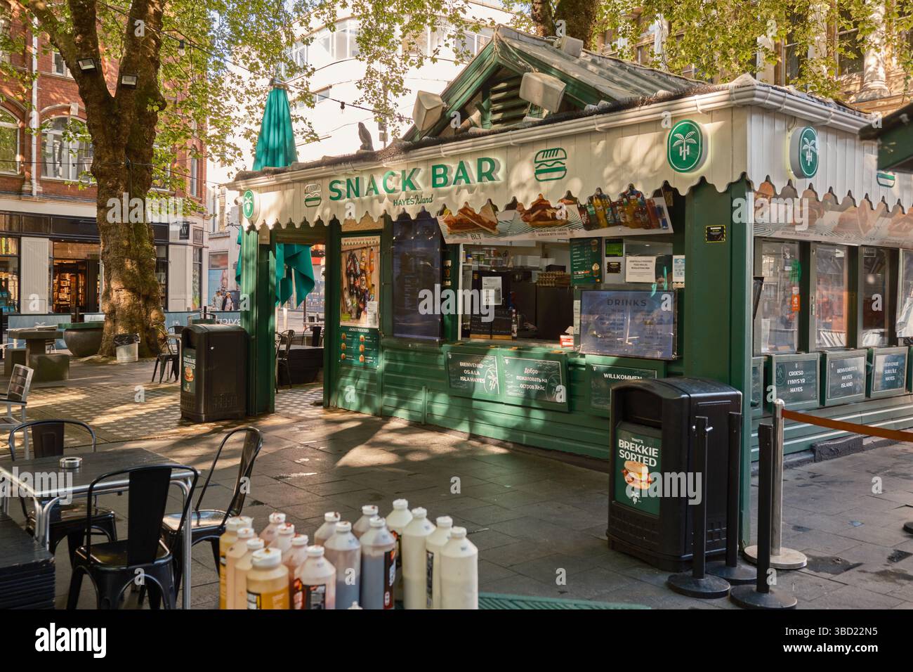 Hayes Snack Bar in Cardiff city centre on a sunny day. Outdoor seating ...