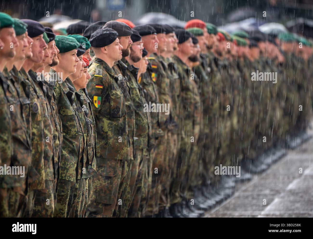22 May 2025, Lithuania, Vilnius: Bundeswehr soldiers stand with the ...