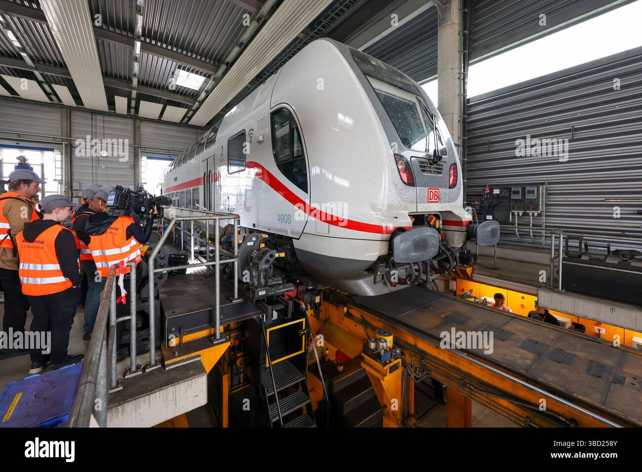 22 May 2025, Saxony, Leipzig: The wheelset of a double-decker IC is ...