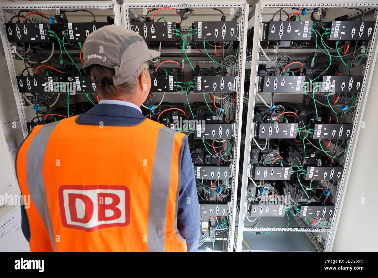 22 May 2025, Saxony, Leipzig: A Deutsche Bahn employee takes a look at ...