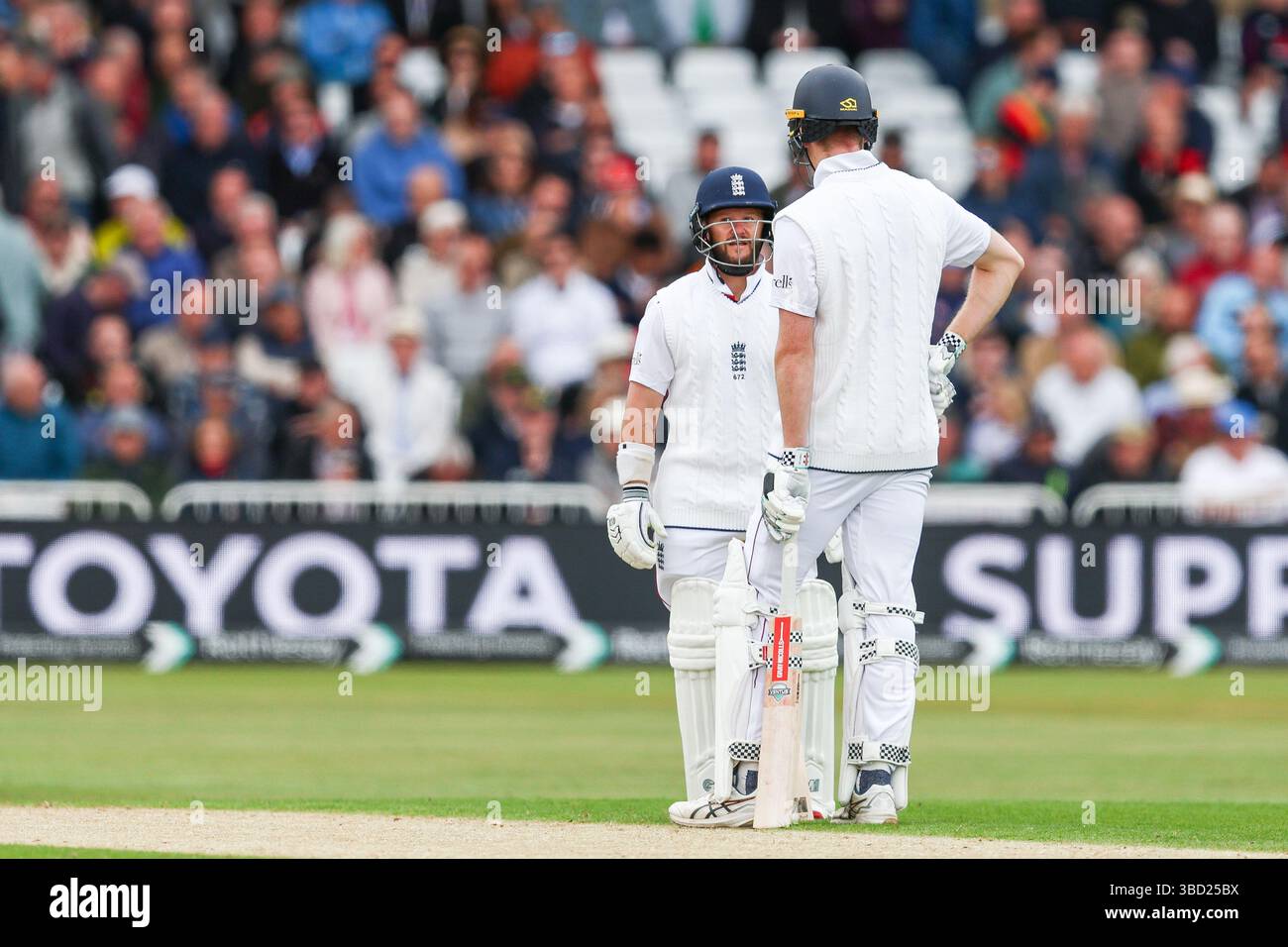 Nottingham, UK. 22nd May, 2025. #17, Ben Duckett of England & #6, Zak ...