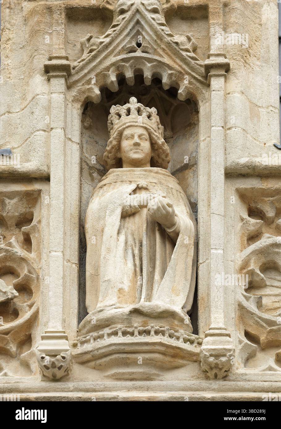 Stone statue of King Henry VI over the entrance to the chapel at ...
